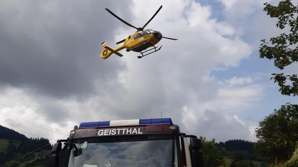 Hubschrauber im Einsatz: Mopedfahrer stürzte Böschung hinunter
